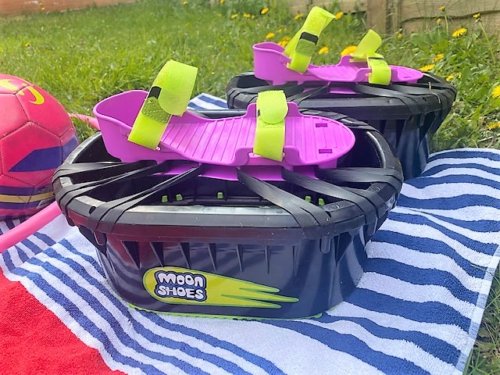 Moon Shoes - a throwback toy | Review ⋆ Jupiter & Dann