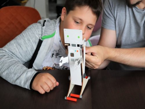 KiwiCo Tinker Crate - Walking Robot | Review ⋆ Jupiter & Dann