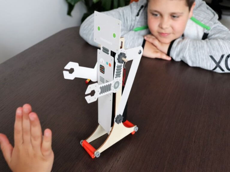 KiwiCo Tinker Crate - Walking Robot | Review ⋆ Jupiter & Dann