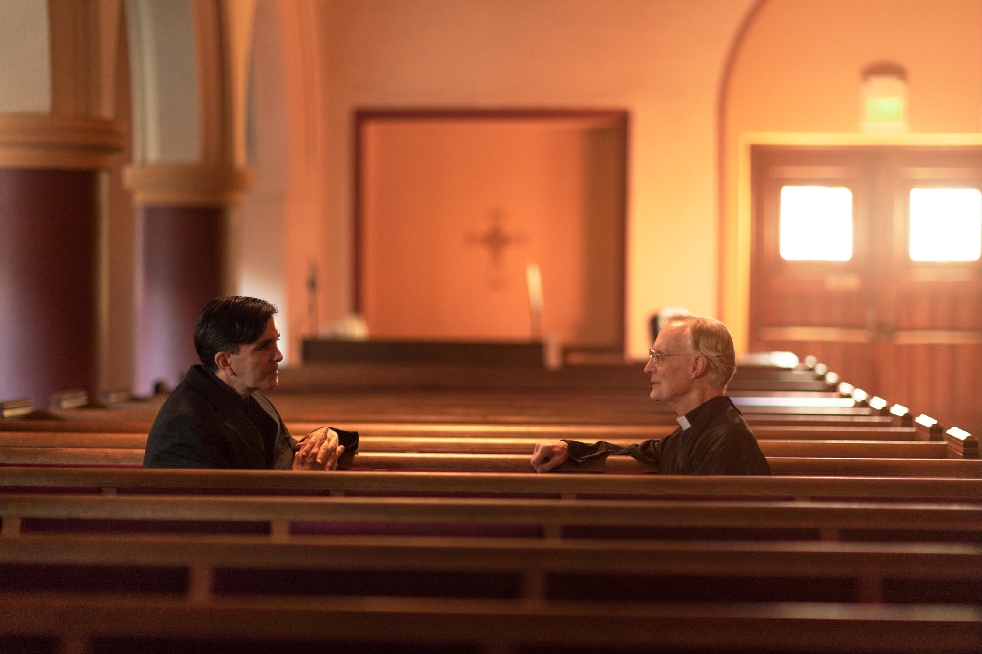Sanctuary Chairs vs. Pews: Pros and Cons ⋆ Jupiter & Dann